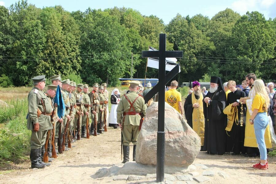 Anıt levhası, anıt taş Закладной камень часовни Преображения Господня при воинском захоронении Маттишкемен, Kaliningradskaya oblastı, foto