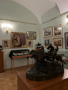 Benois Family Museum (Dvortsovaya Square No:8, Peterhof), müzeler ve sanat galerileri  Peterhof'tan