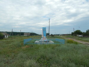 Братская могила участников гражданской войны погибших в борьбе за власть Советов (Volgograd Region, Uryupinskiy rayon, Saltynskoye selskoye poseleniye, khutor Bugrovskiy, Tsentralnaya ulitsa), anıt, heykel  Volgogradskaya oblastından