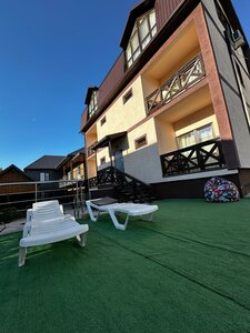 Vremena goda (ulitsa Chaykovskogo No:6, Arkhipo-Osipovka Village), otel  Krasnodarski krayından
