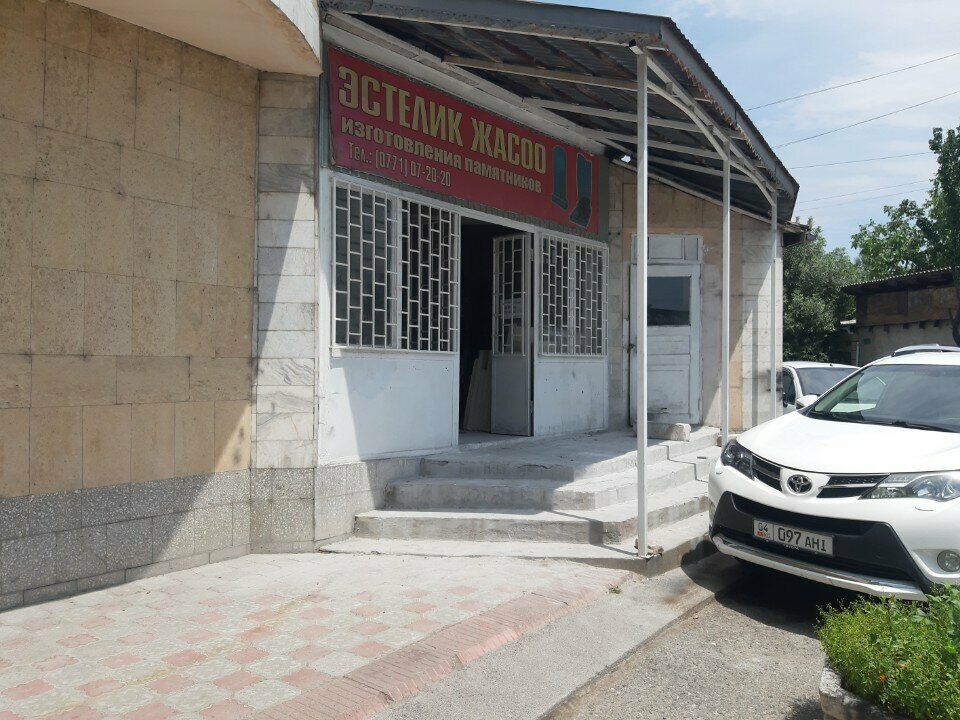 Heykel ve mezarlık taşı üreticileri Monument Making Workshop, Celalabat, foto