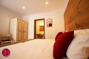Vila Lusitânia (Madeira, Funchal, São Martinho, Rua Fundação Zino), otel  Madeira'dan