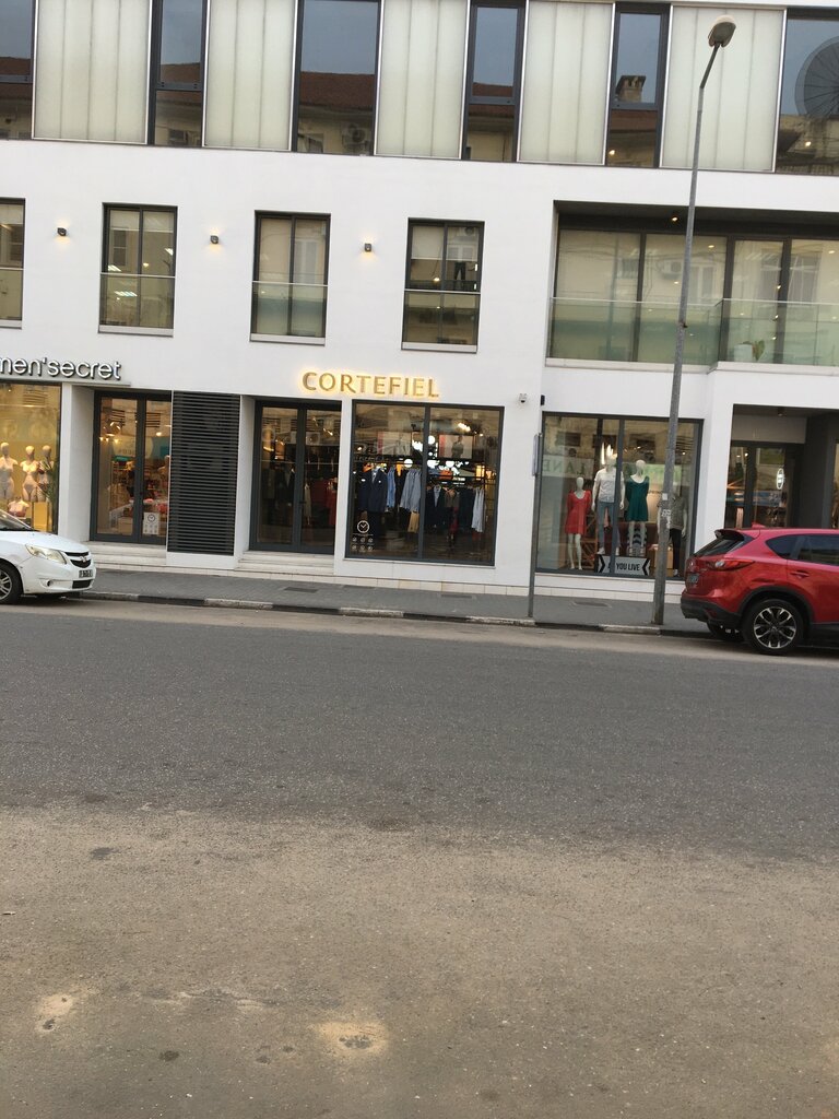Giyim mağazası Cortefiel, Loanda, foto