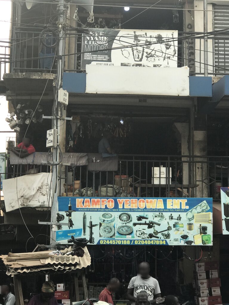 Otomobil yedek parçaları Eye Nyame Motors, Akra, foto