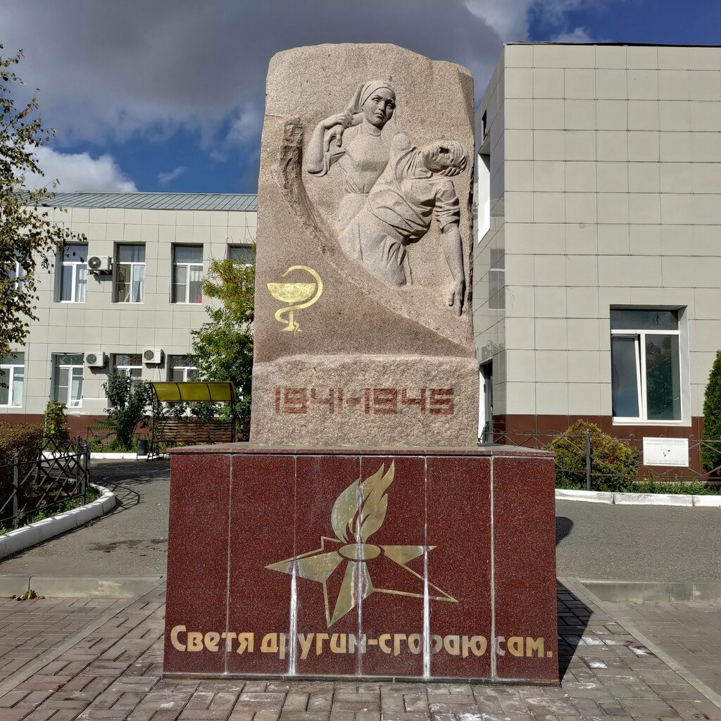 Anıt, heykel Памятник погибшим медикам, павшим в годы Великой Отечественной войны, Astrahan, foto