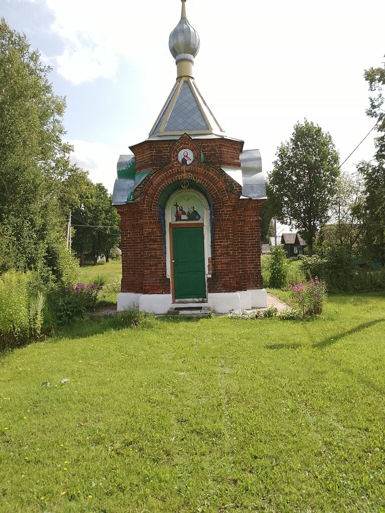 Şapel, haç anıtı Chasovnya Aleksandra Nevskogo V Gorkakh, Yaroslavskaya oblastı, foto