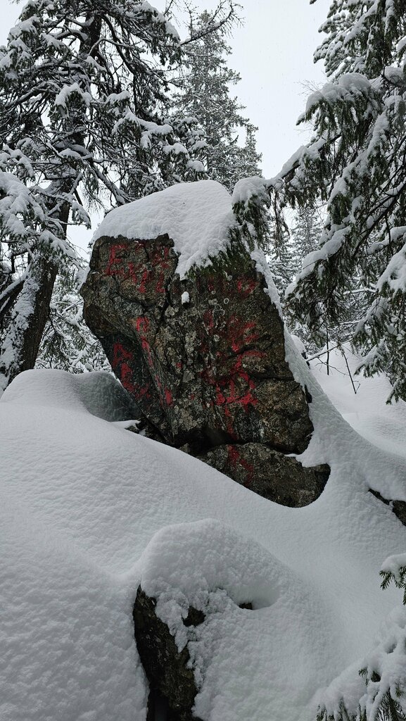 Dağ zirvesi Скала, Sverdlovskaya oblastı, foto