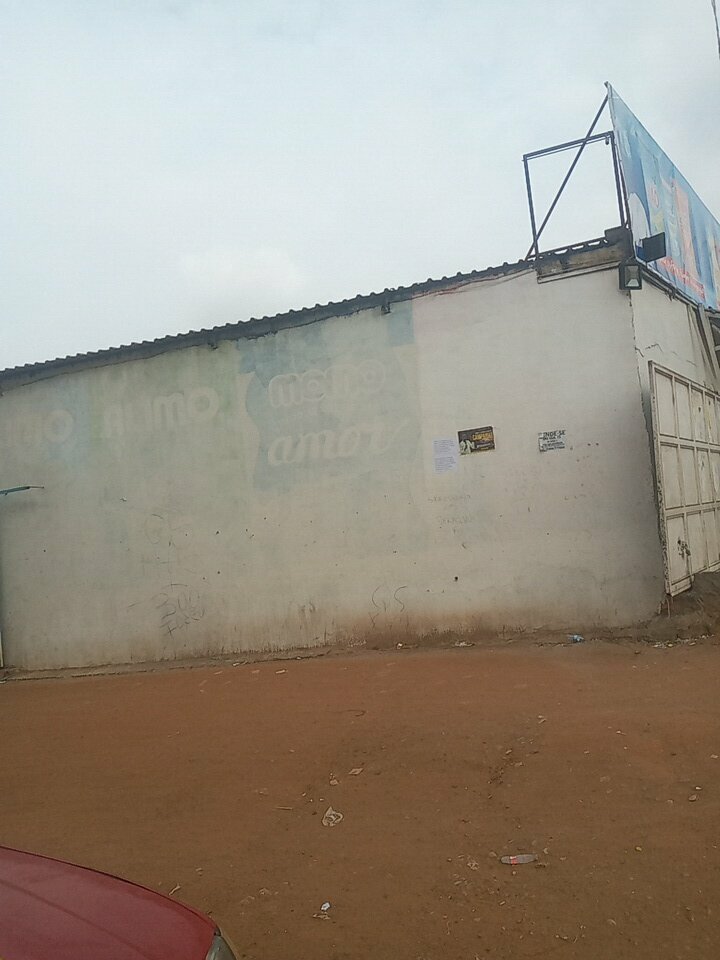 Süpermarket Habtom Adhanom Yosief, Loanda, foto