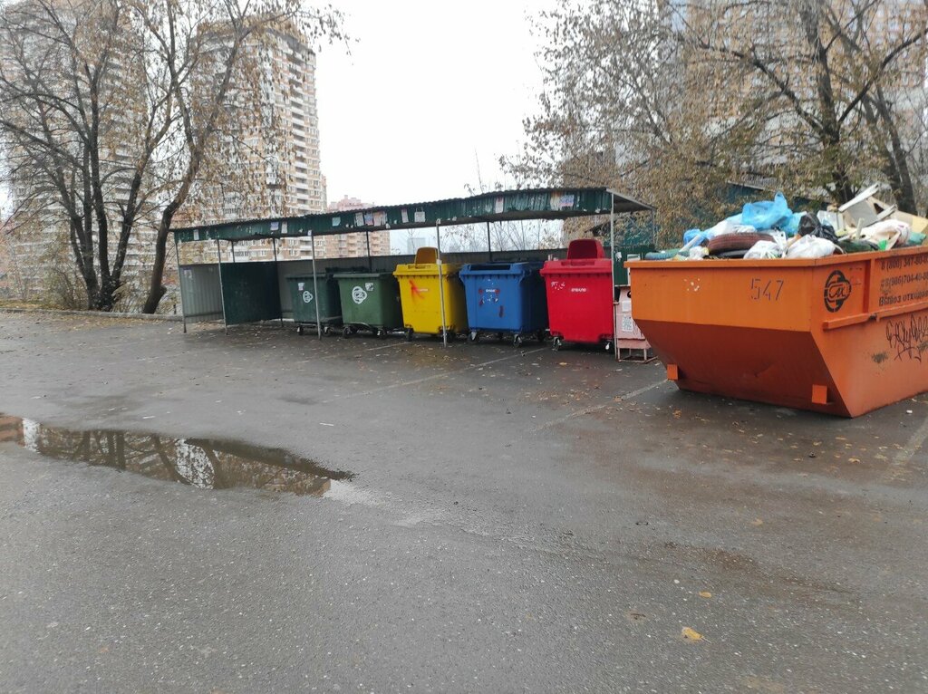 Ayrı çöp toplama noktası Waste sorting, Ufa, foto