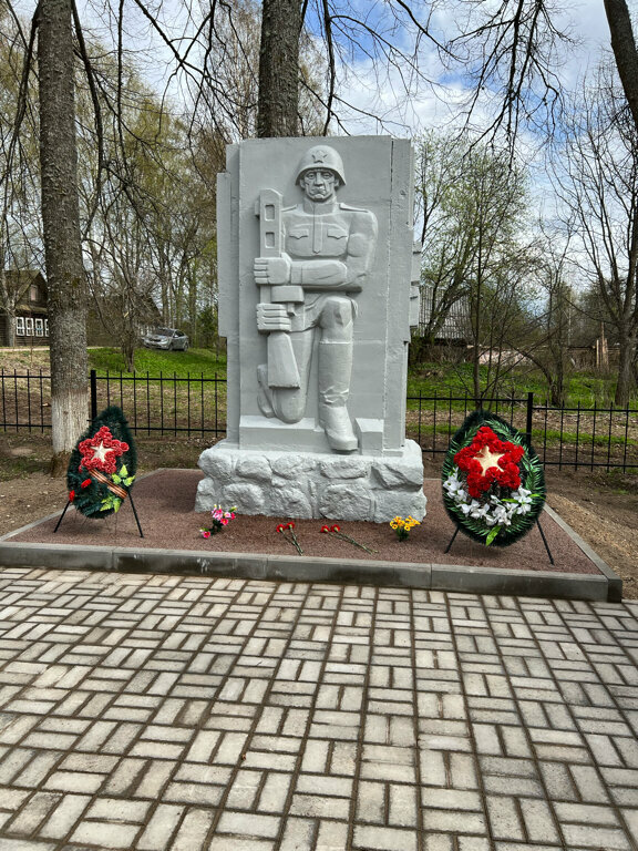 Anıt, heykel Братская могила, Novgorodskaya oblastı, foto