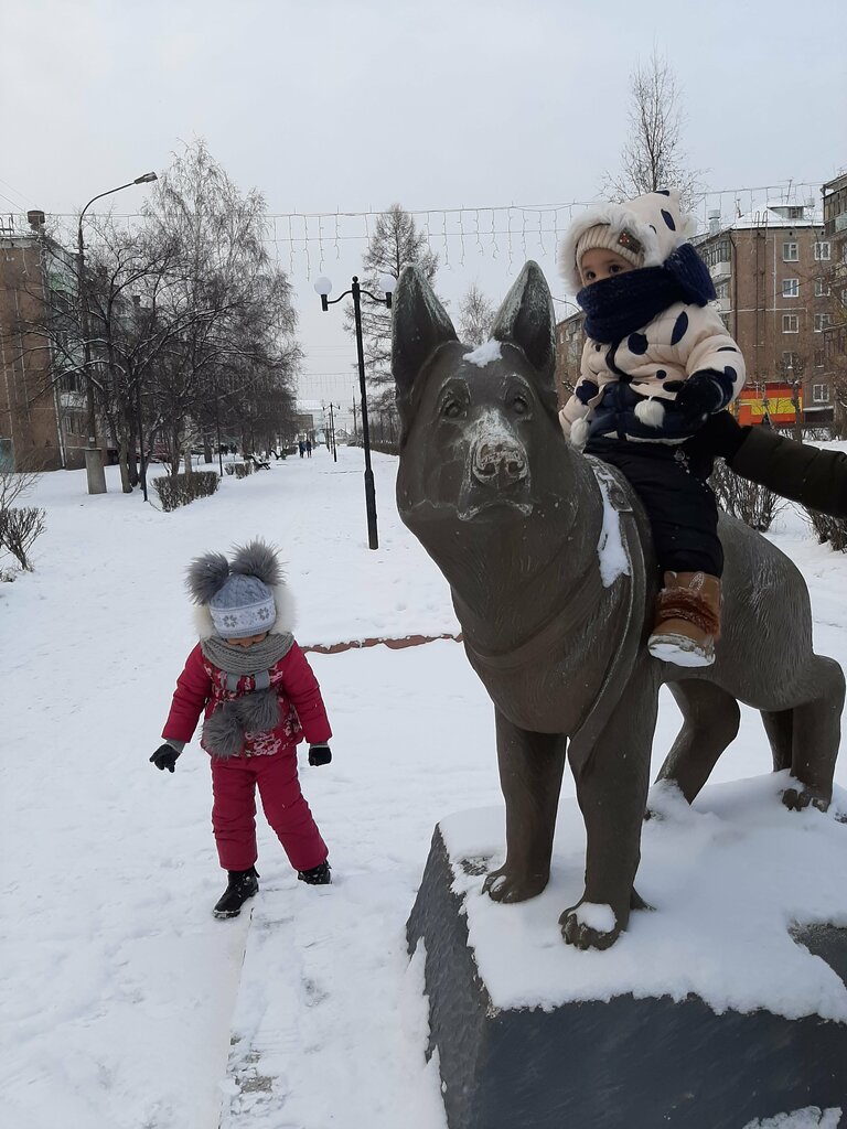 Park, sokak heykeli Верный друг, Bratsk, foto