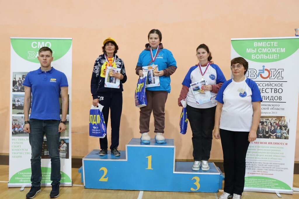 Çok amaçlı spor tesisleri Спорткомплекс, Omskaya oblastı, foto