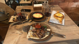 Batono Jonny (Lesnaya ulitsa No:4), restoran  Dzerjinski'den