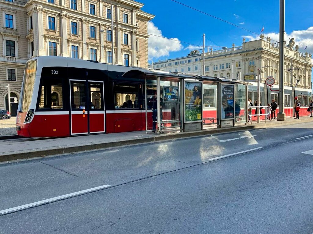 Toplu taşıma durağı Schwarzenbergplatz, Viyana, foto
