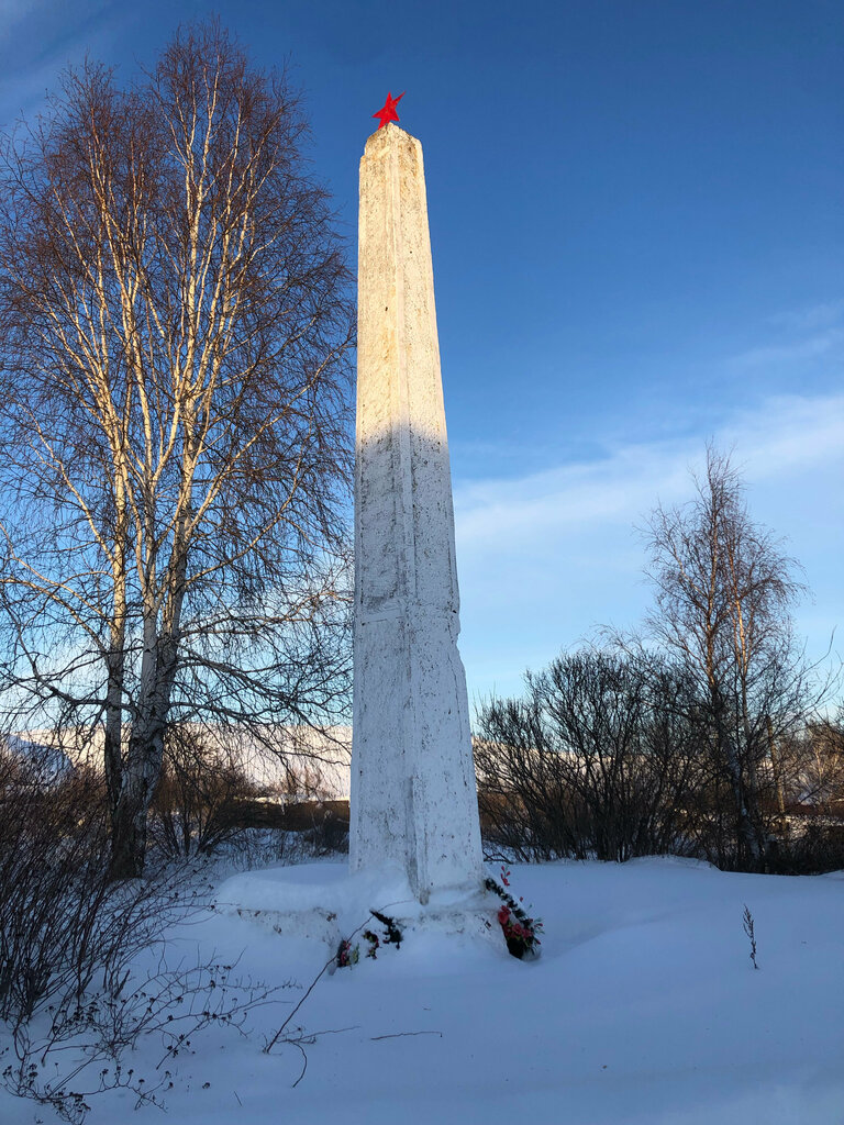 Anıt, heykel Памятник-стела защитникам Отечества в Великой Отечественной войне, Kirovskaya oblastı, foto