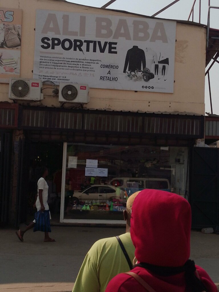 Spor giyim ve ayakkabı Ali Baba sports, Loanda, foto