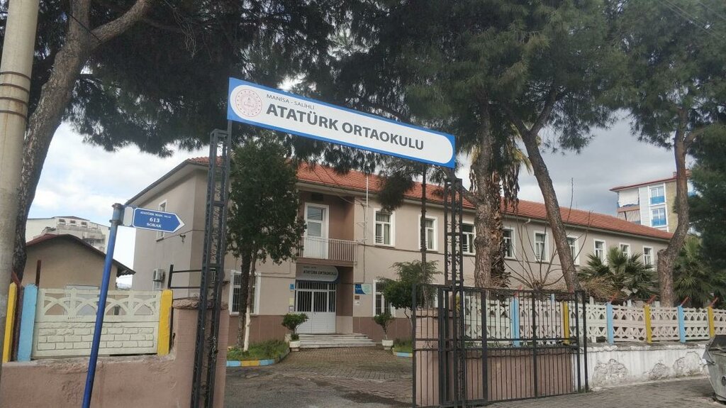 Ortaokul Atatürk Ortaokulu, Salihli, foto