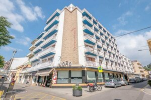 Montpalau (Comunidad Autònoma de Cataluña, provincia de Barcelona, Pineda de Mar, Calle Roig i Jalpi), otel  Pineda de Mar'dan