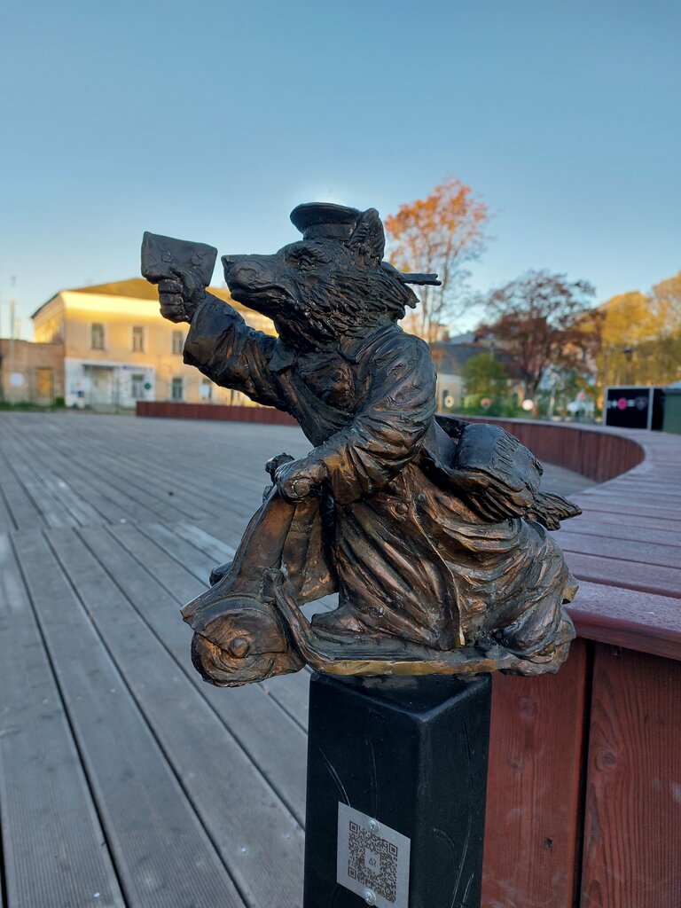 Park, sokak heykeli Волк-почтальон, Vishniy Volochek, foto