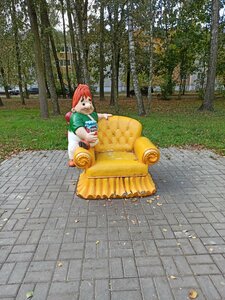 Карлсон на кресле (Smolensk Region, Safonovo, park Skazka), park, sokak heykeli  Safonovo'dan