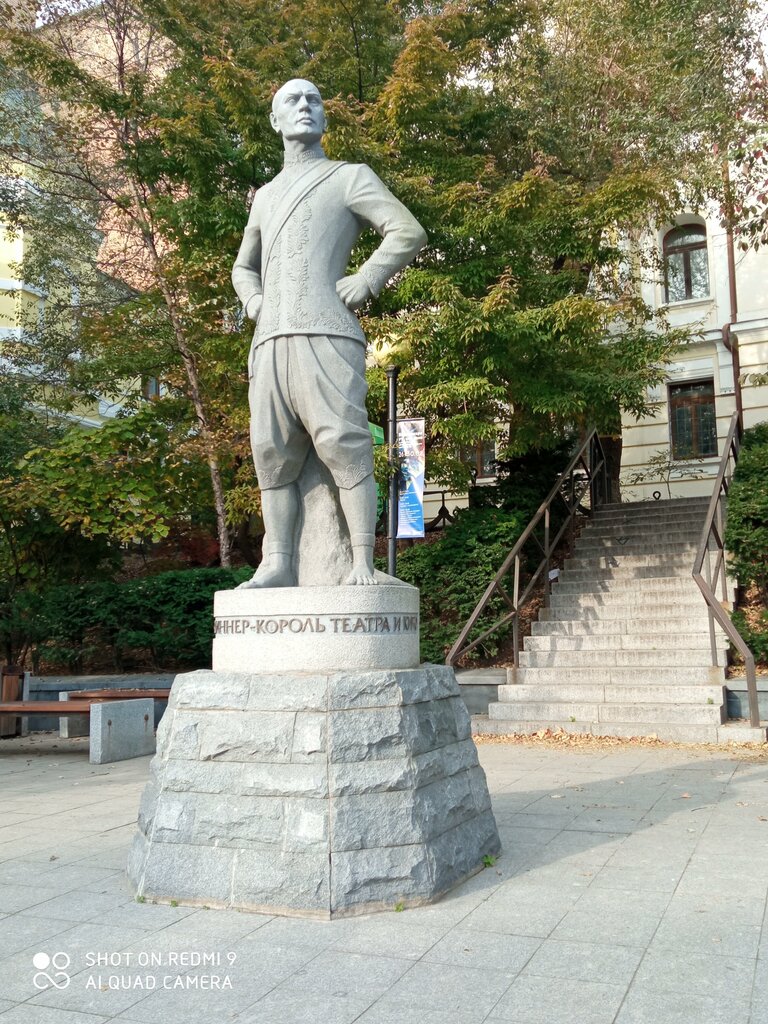 Anıt, heykel Yul Brynner, Vladivostok, foto