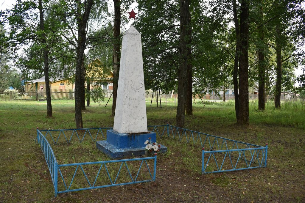 Anıt, heykel Обелиск воинам-землякам, погибшим в годы Великой Отечественной Войны, Smolenskaya oblastı, foto