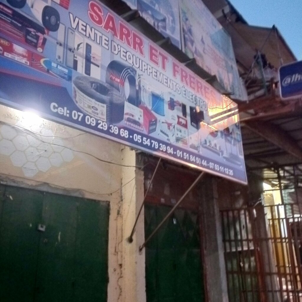 Elektrik ve elektrikli ürün mağazası Sarr and Brothers, Abican, foto