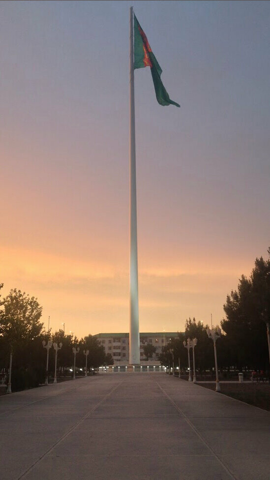 Turistik yerler Baş Bayrak Meydanı, Türkmenabat, foto