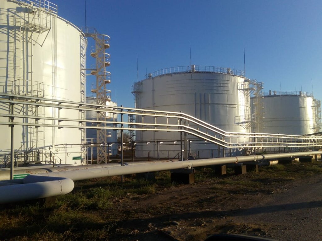 Petrol ürünleri üreticileri Terminal Ilyinka, Astrahanskaya oblastı, foto