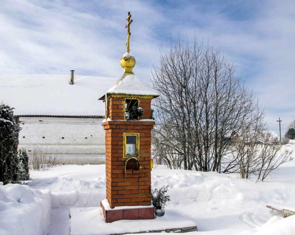 Şapel, haç anıtı Часовня иконы Божией матери Неопалимая купина, Kirovskaya oblastı, foto