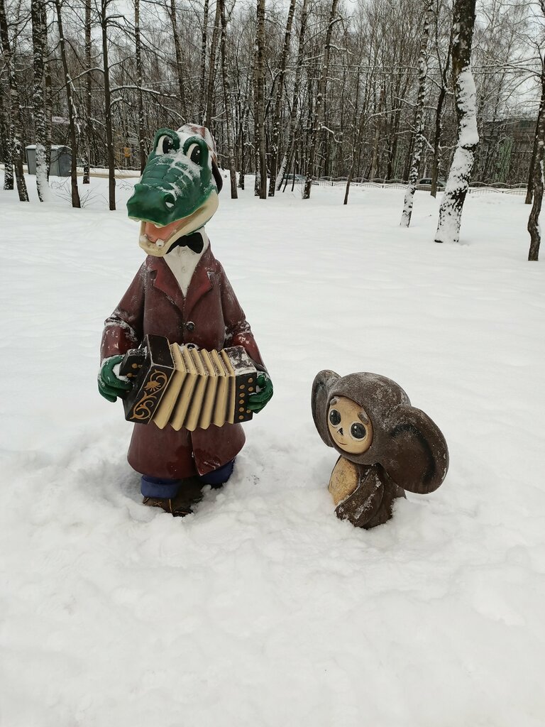 Park, sokak heykeli Крокодил Гена и Чебурашка, Kaluga, foto