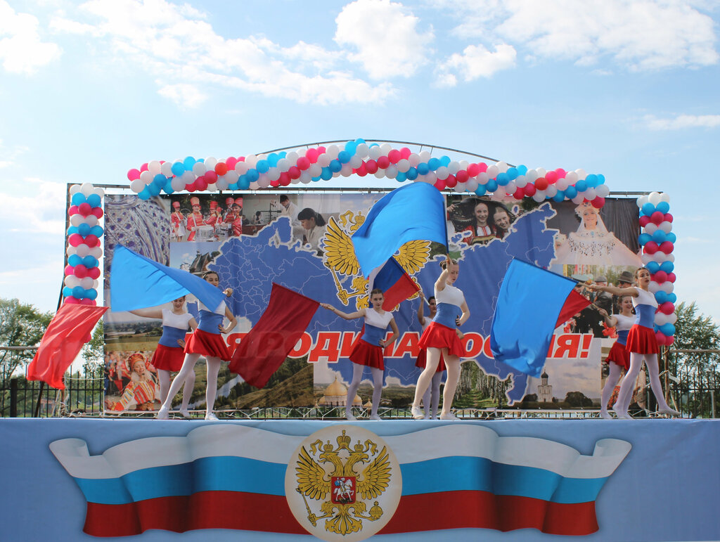 Konser salonları Сцена у фонтана, Gus‑Hrustalny, foto