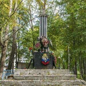 Братская могила красноармейцев, погибших в годы Гражданской войны в 1919 г. (Kirov Region, Verkhnekamskiy munitsipalny okrug, Town of Kirs, Klubny sad), anıt, heykel  Kirs'ten