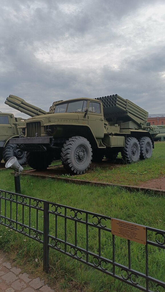 Teknoloji anıtı 122-мм реактивная система залпового огня БМ-21 Град, Saint‑Petersburg, foto
