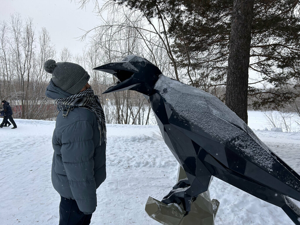 Park, sokak heykeli Ворон, Surgut, foto