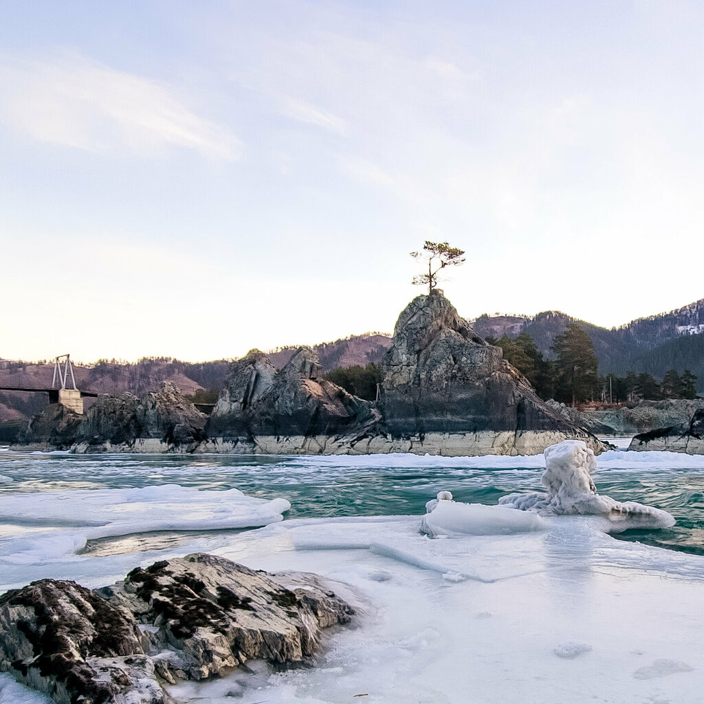 Dağ zirvesi скала Зубы Дракона, Altay Cumhuriyeti, foto
