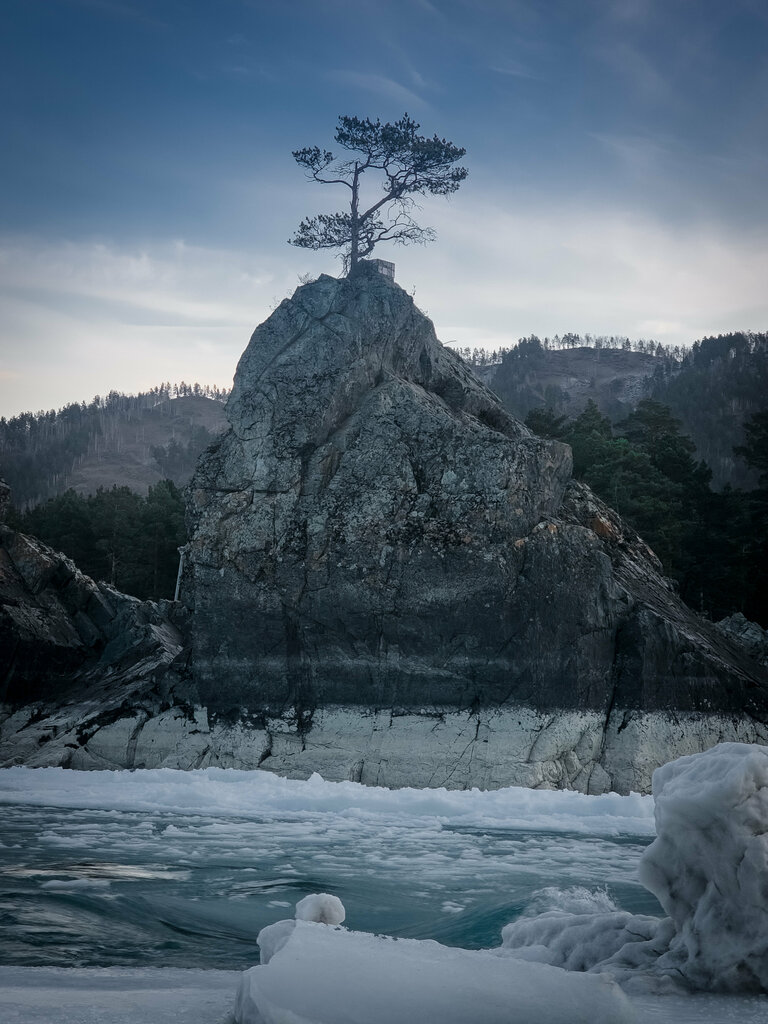 Dağ zirvesi скала Зубы Дракона, Altay Cumhuriyeti, foto