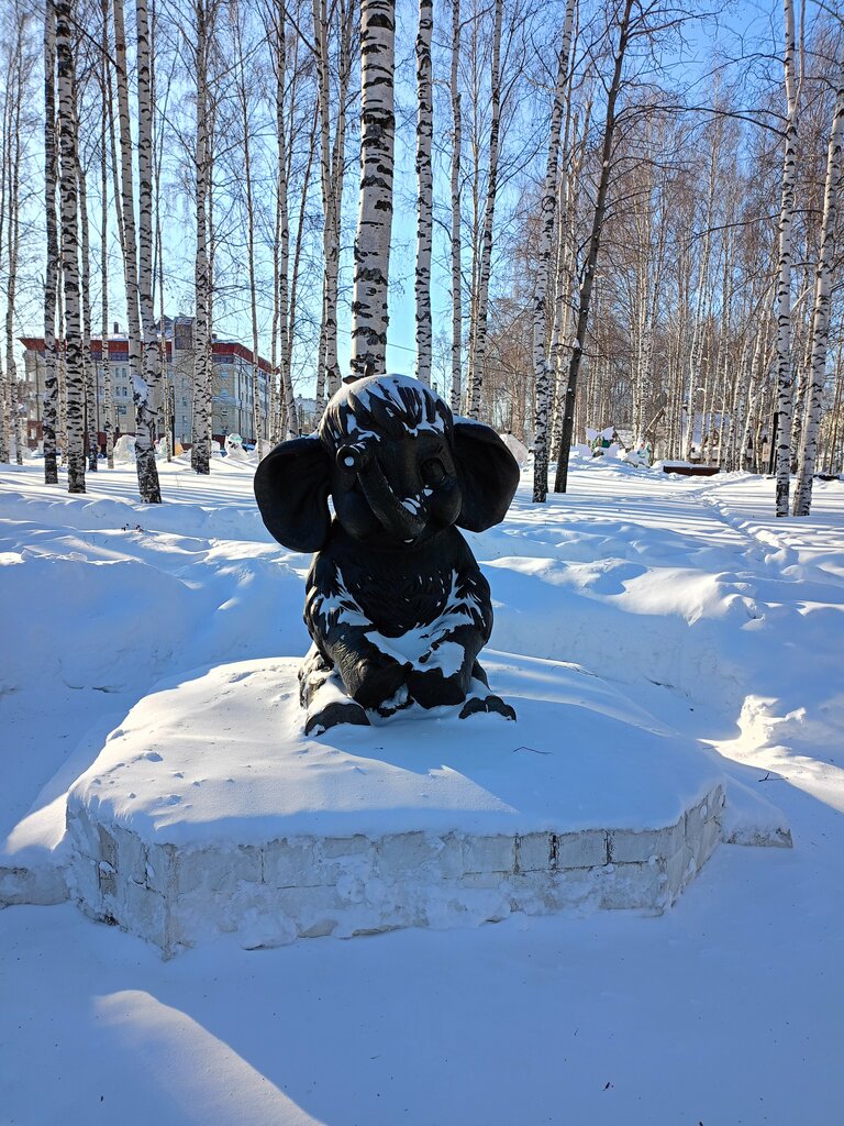 Park, sokak heykeli Мамонтёнок, Hantı‑Mansi, foto