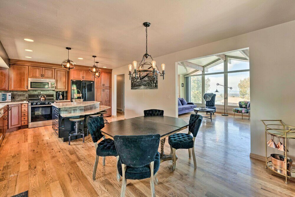 Otel Eclectic Salt Lake Home With 2 Decks + Fire Pit!, North Salt Lake, foto