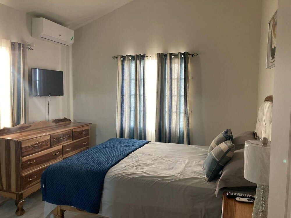 Otel Immaculate 2-bed House in Discovery Bay, Dünya, foto