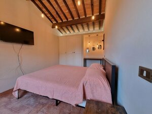 Spacious Holiday Home in Pietrasanta With Private Pool (Friuli-Venezia Giulia, Provincia di Udine, Via dei Bass), otel  Toskana'dan