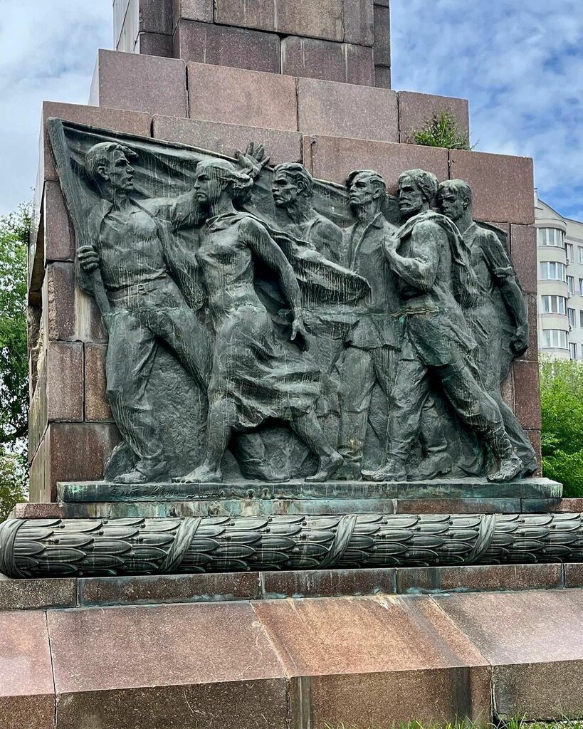 Anıt, heykel Monument luptătorilor pentru puterea Sovetică, Kişinev, foto