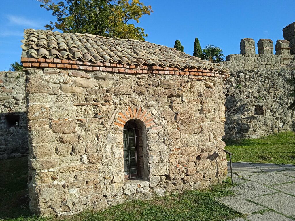 Turistik yerler Башня-акведук X века, Pitsunda, foto