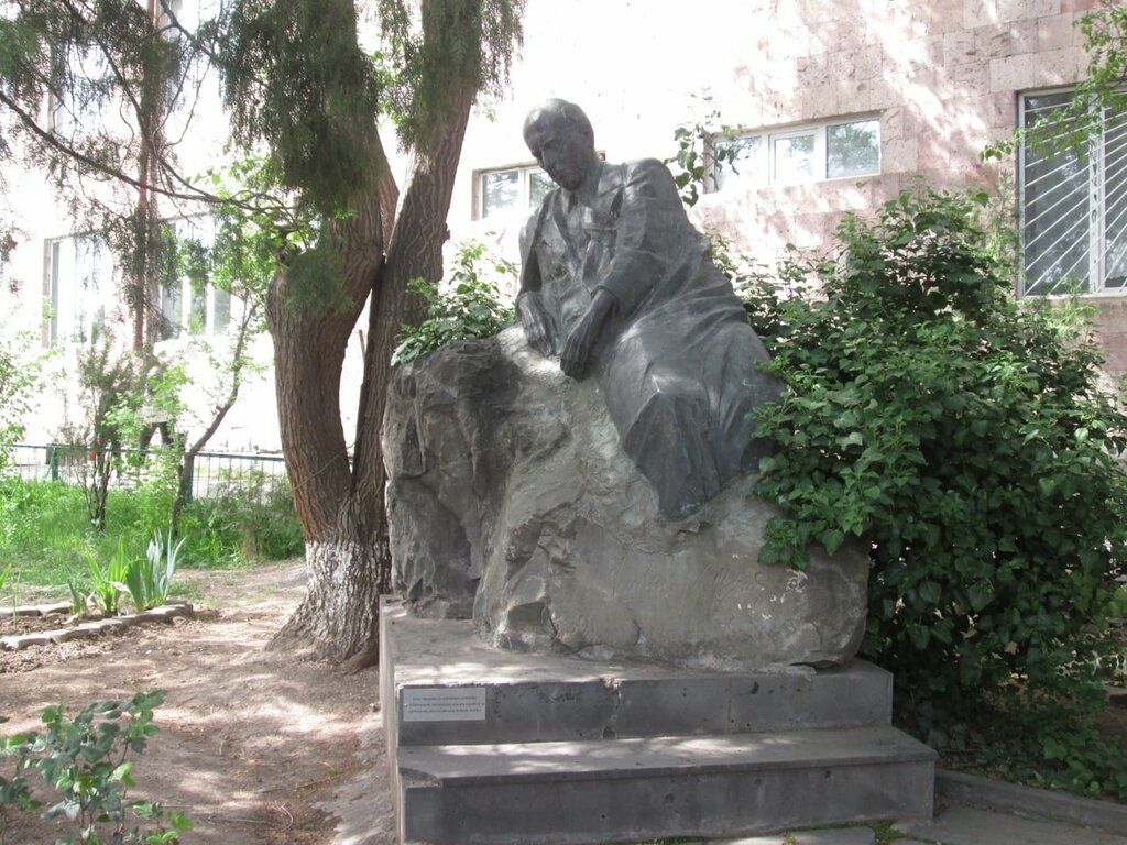 Anıt, heykel Vahan Teqeyan, Erivan, foto