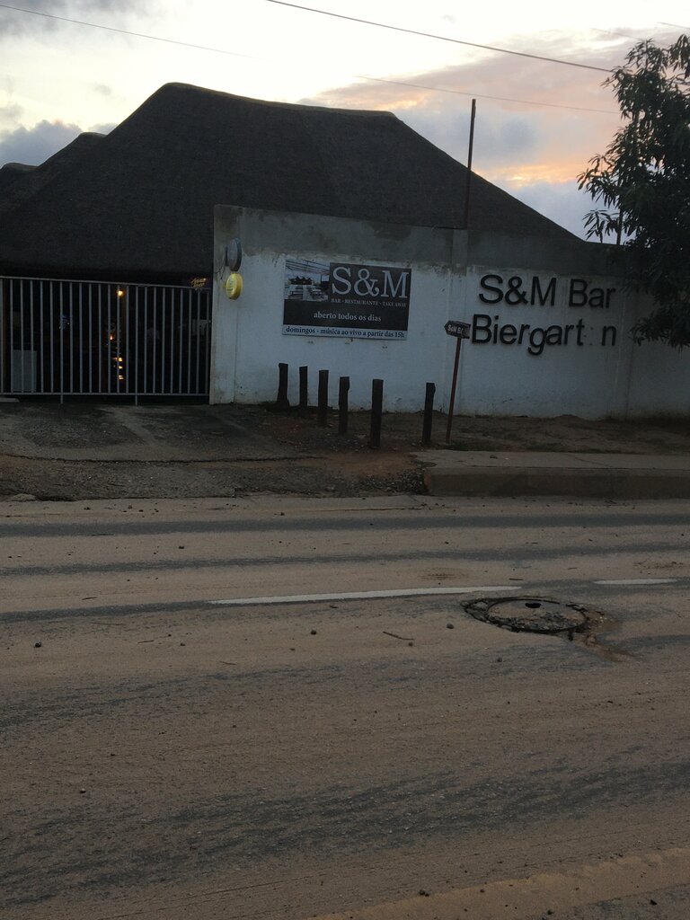 Restoran S&m Biergarten Bar, Loanda, foto