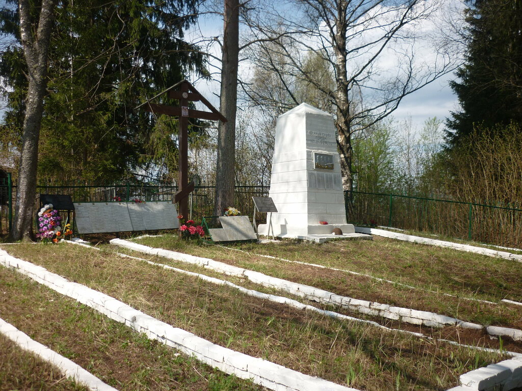 Anıt, heykel Воинское захоронение, Novgorodskaya oblastı, foto