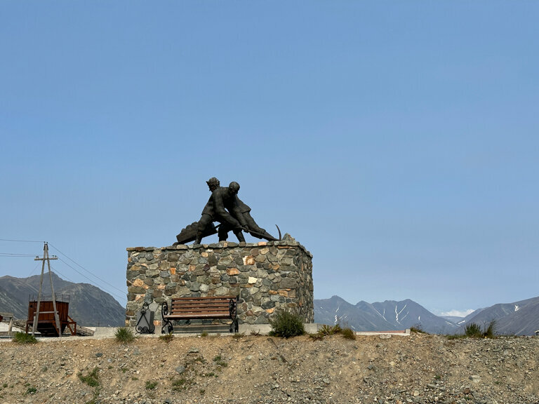 Anıt, heykel Строителям Иультинской автодороги, Chukotka Özerk Bölgesi, foto