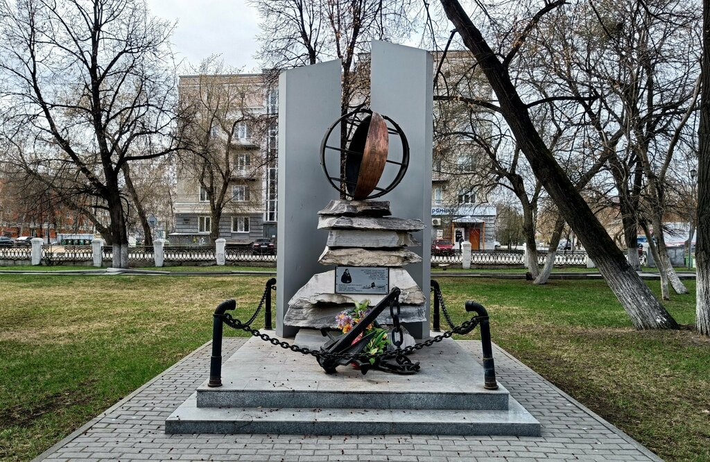 Anıt, heykel Морякам-подводникам и контр-адмиралу Александру Петелину, Nevyansk, foto