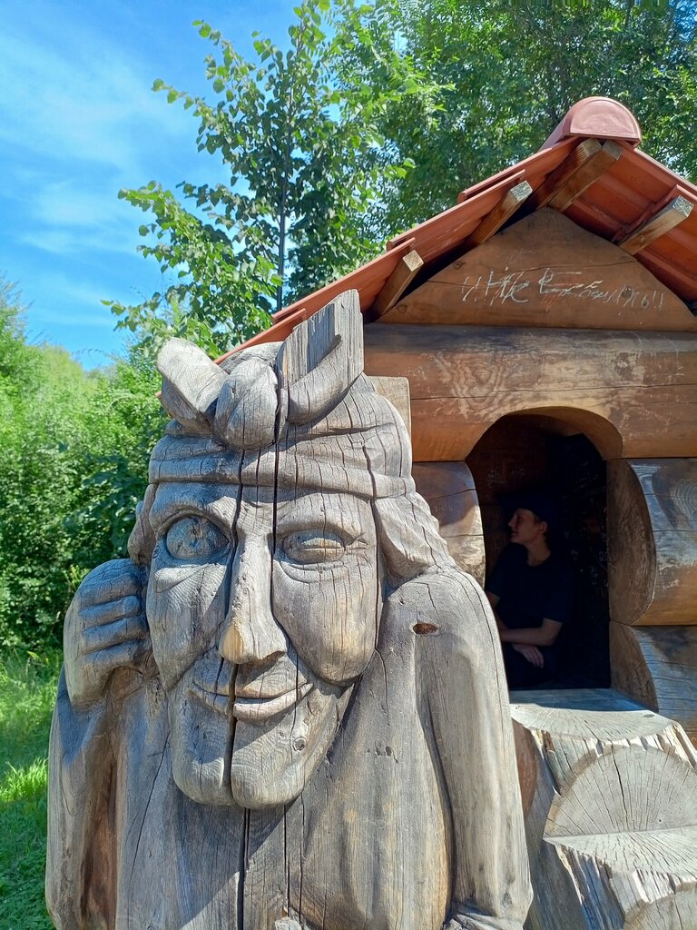 Park, sokak heykeli Баба-яга и избушка, Abakan, foto