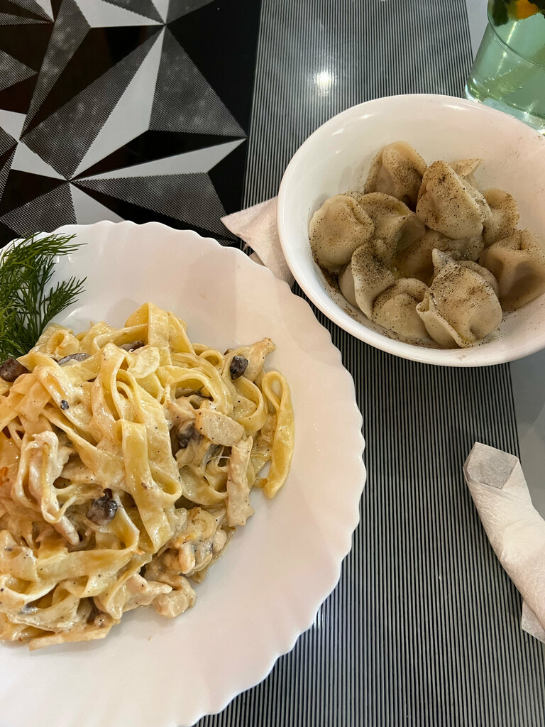 Kafe Под клёнами, Yarovoye, foto